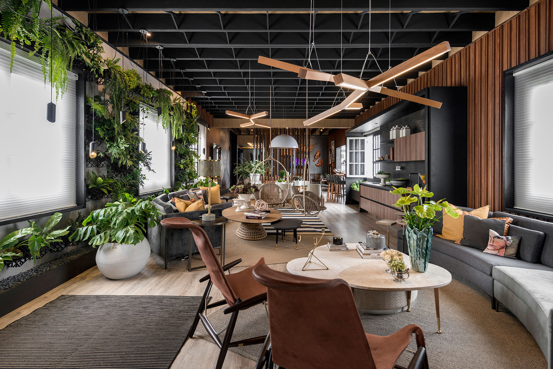 Paredes verdes levam frescor e boas energias a loft no Peru