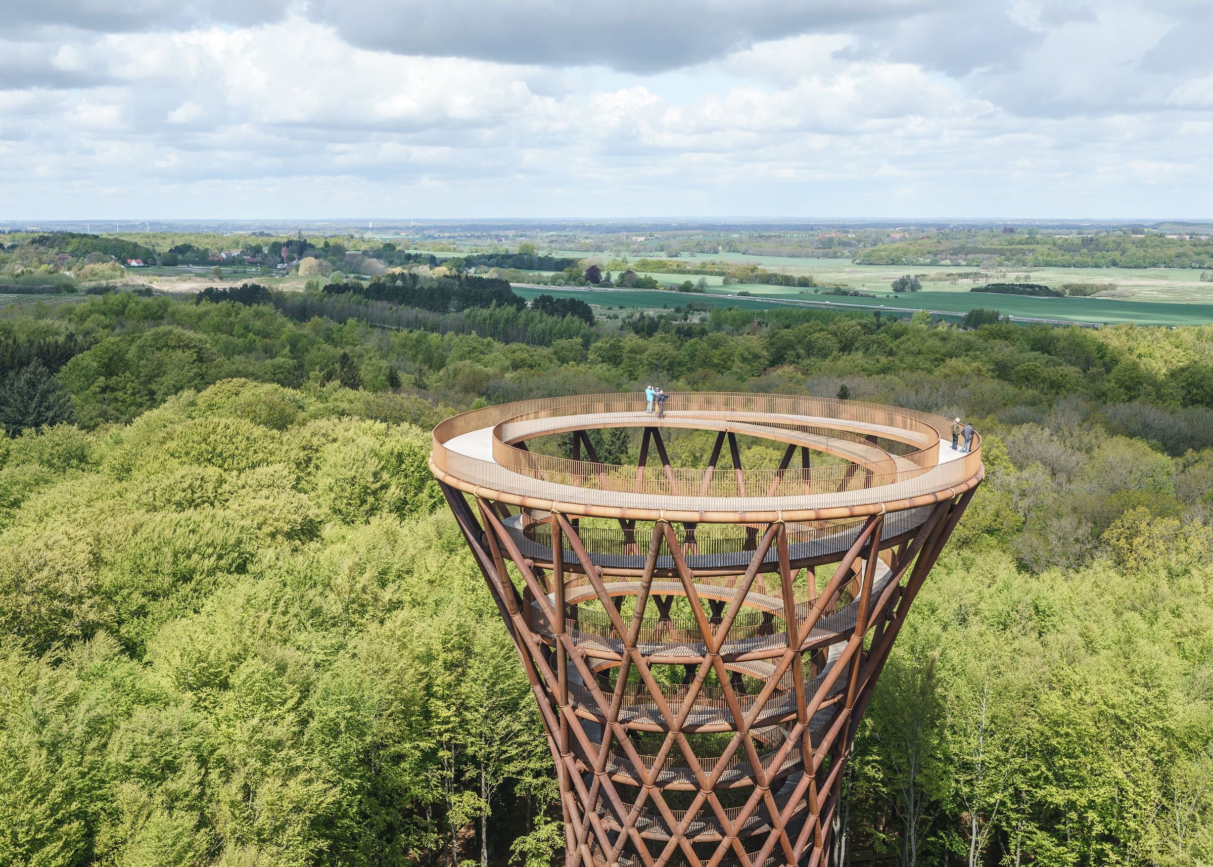 Forest Tower oferece novas vistas da natureza a 45 metros do solo