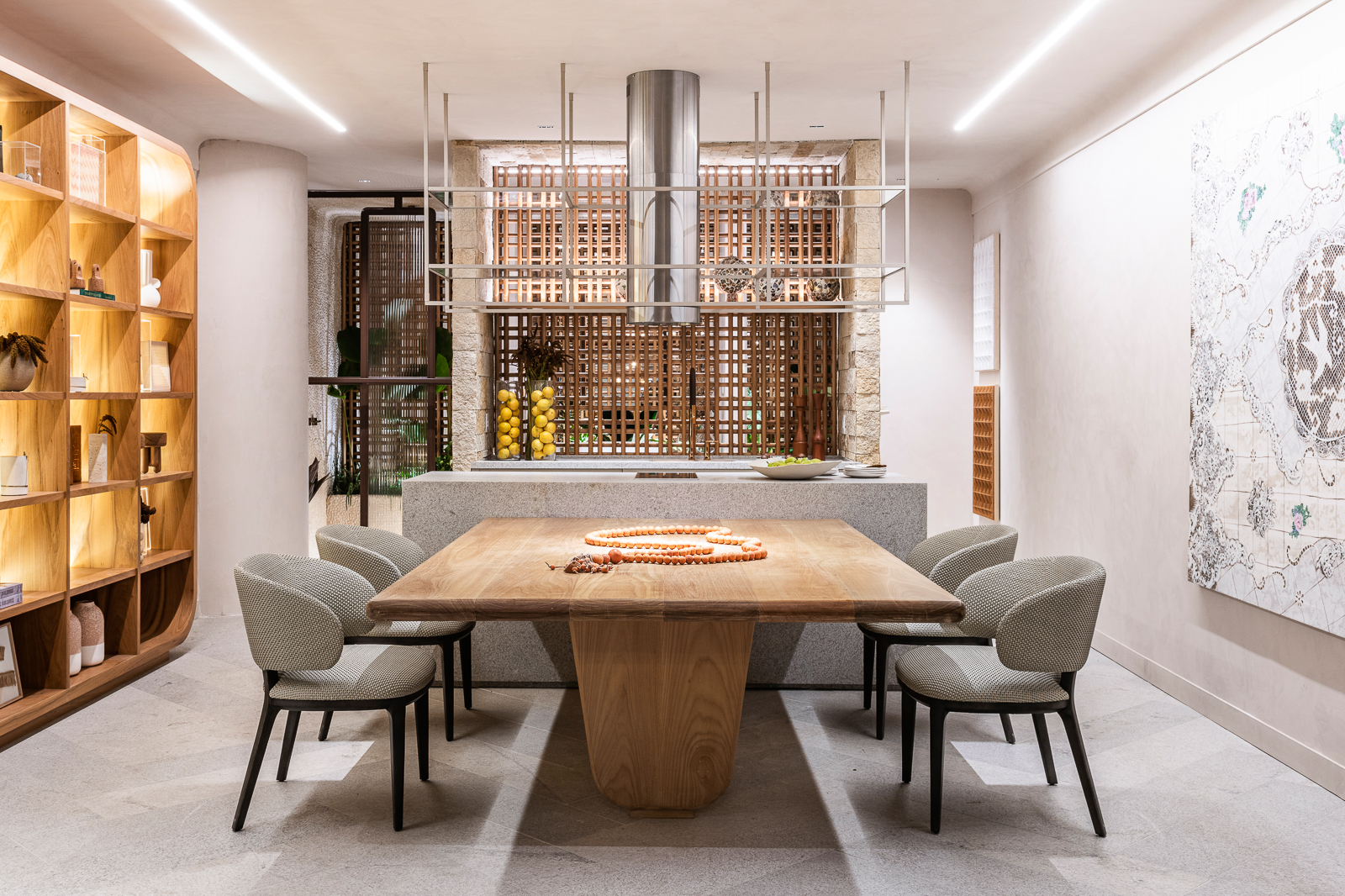 Lounge tem visual equilibrado com formas orgânicas e obras de arte