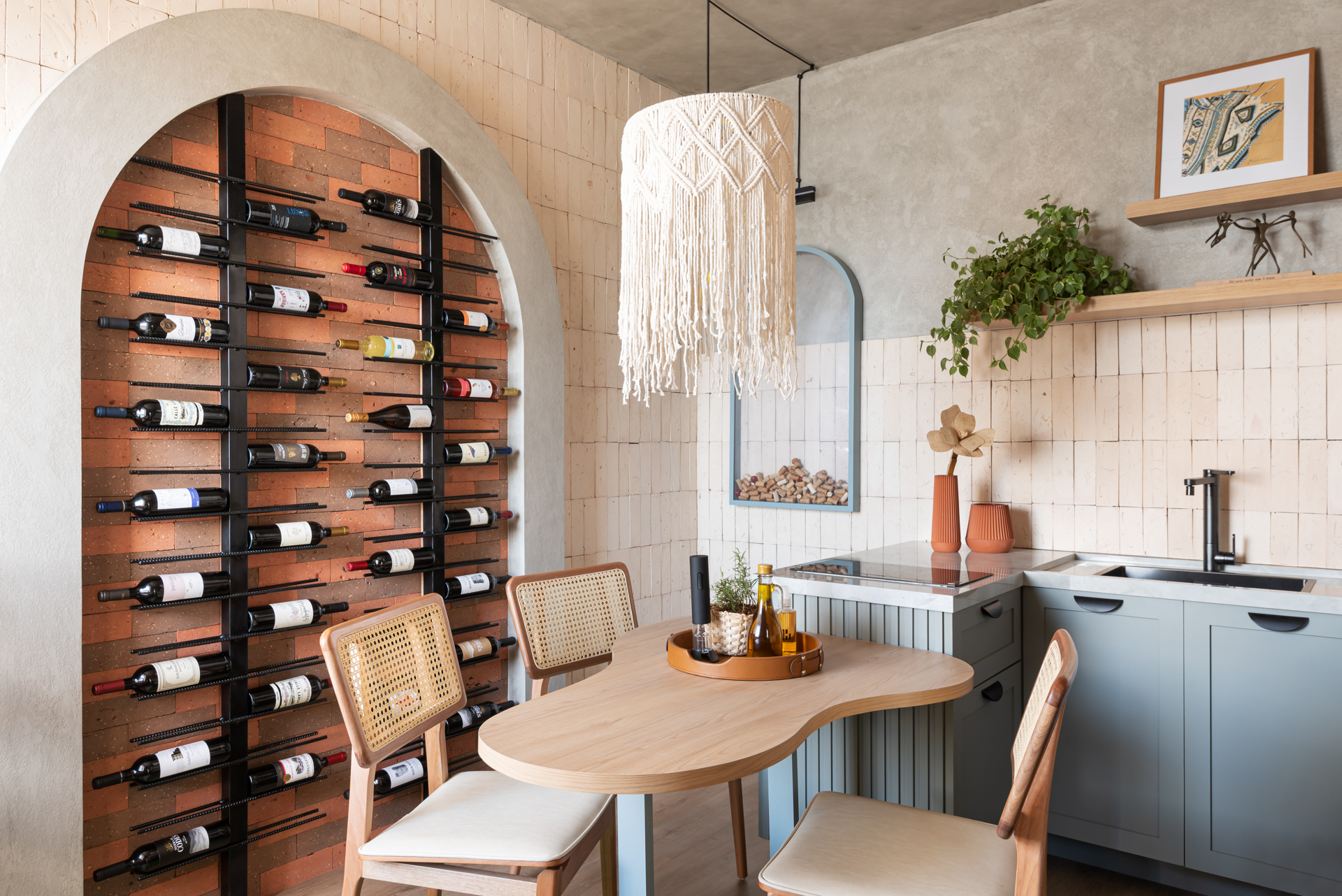 Tons suaves acompanhados de um mix de texturas preenchem esta adega