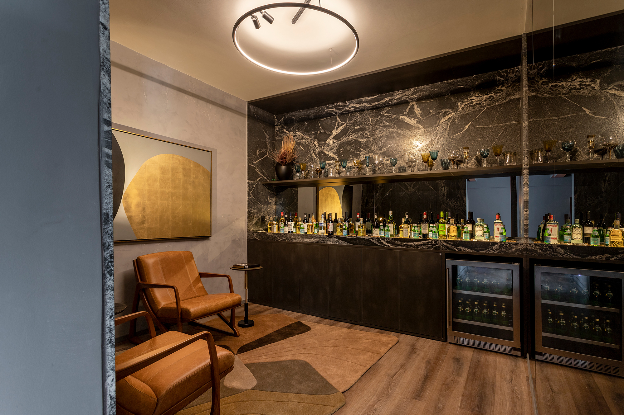 Como criar um home bar elegante e prático em casa