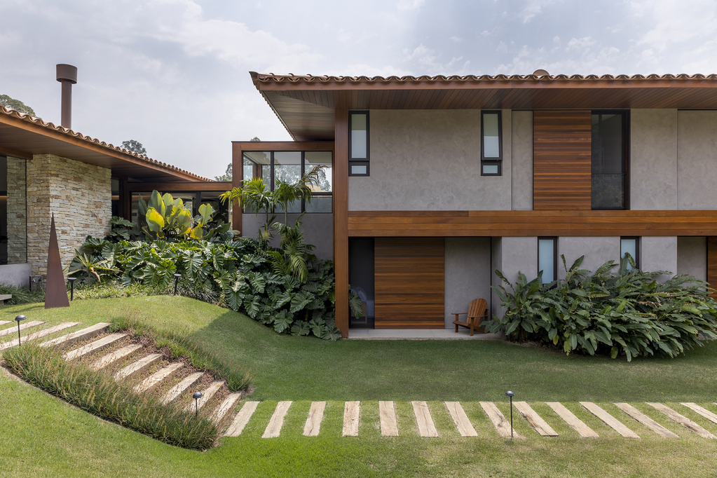 Casa no interior de São Paulo se abre para a vista da mata