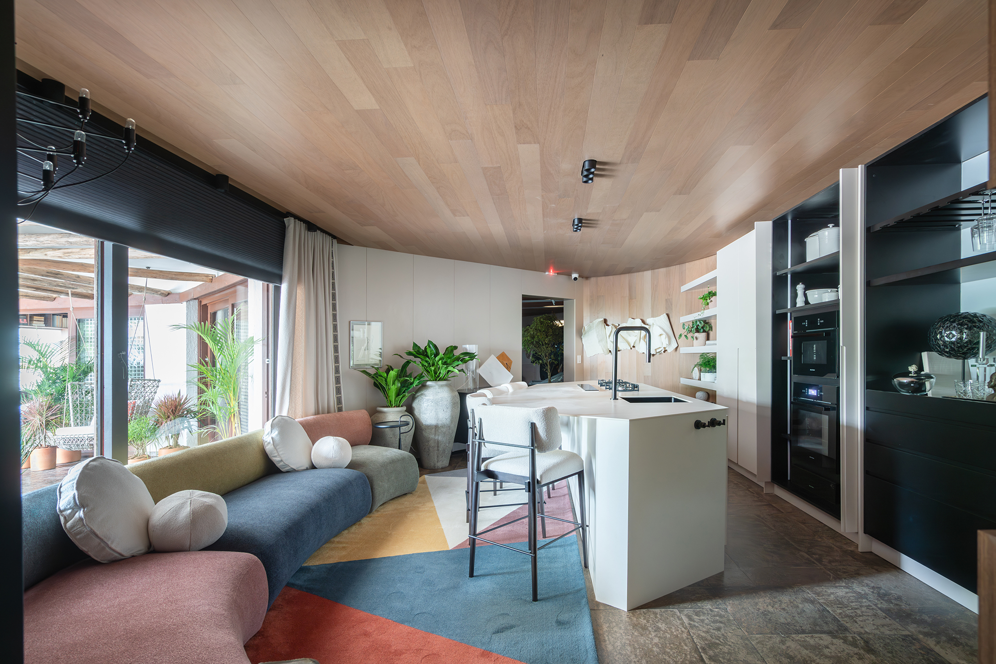 Loft de 40 m² explora a leveza através de elementos amadeirados na CASACOR