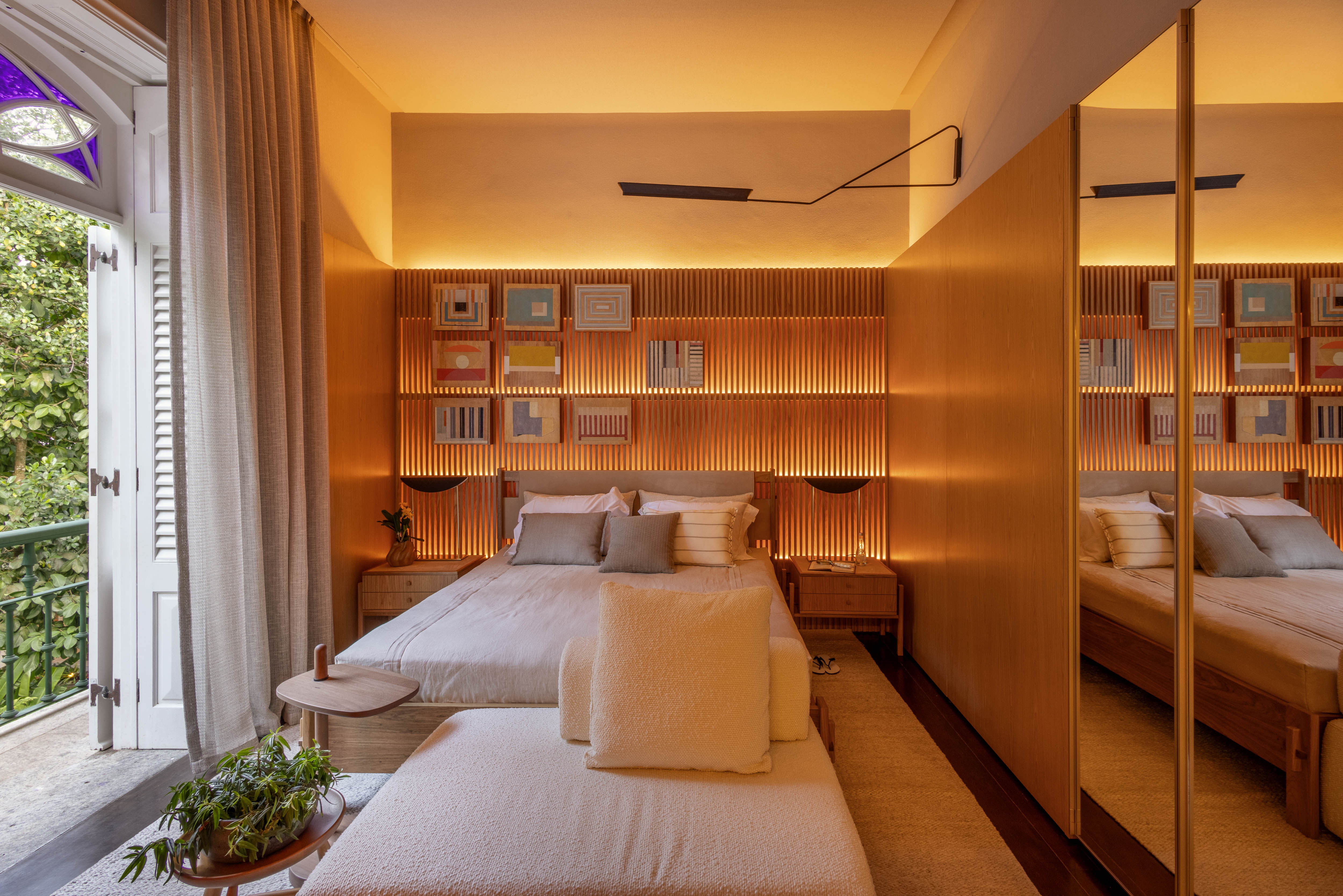 Intimate lighting was key to the coziness in this CASACOR bedroom
