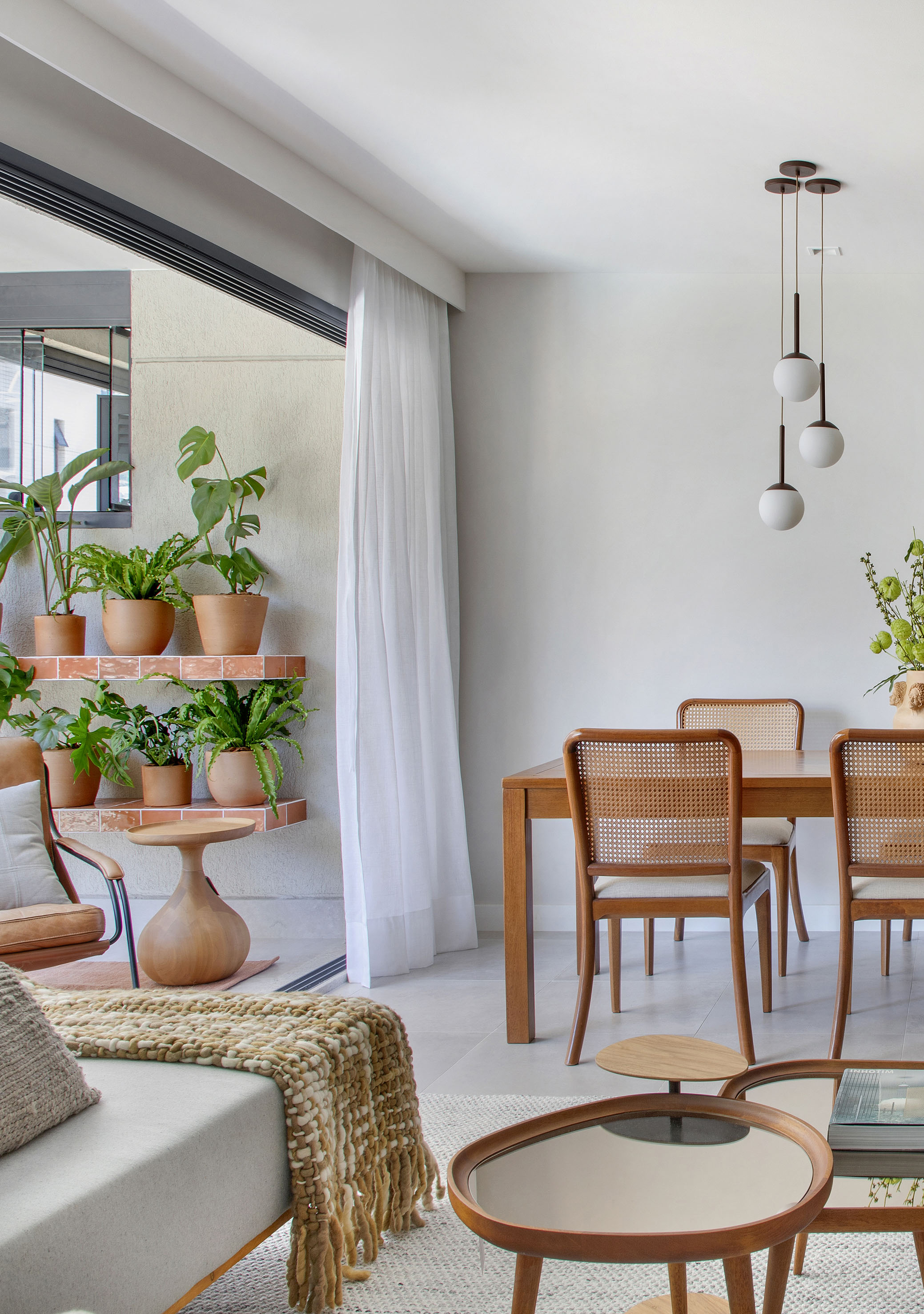 Without any damage, a 92 m² apartment gets an affectionate and ...