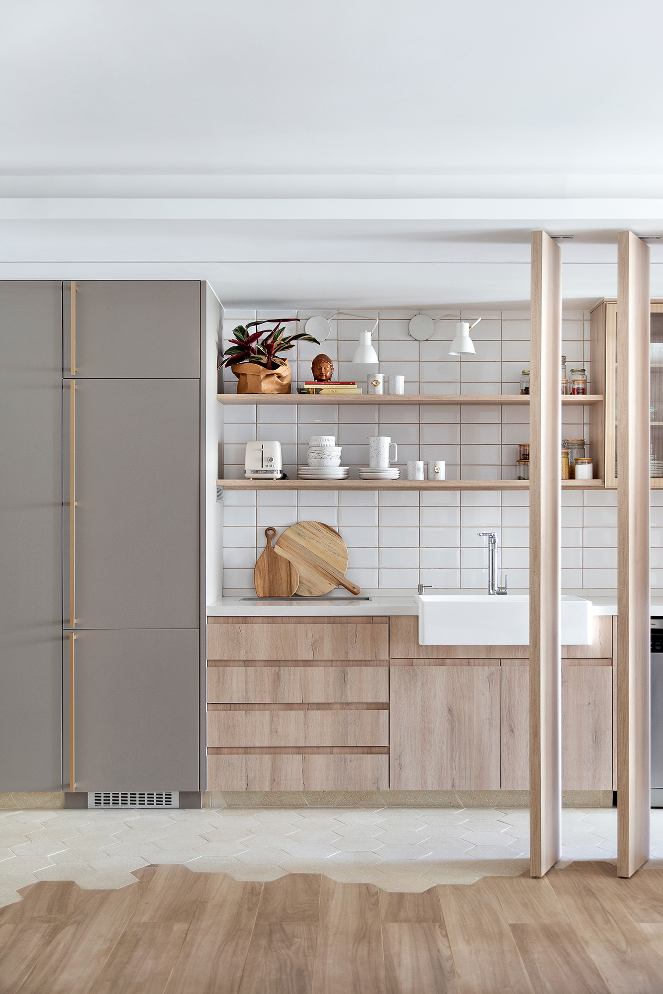 Tons suaves, brises na sala e mistura de pisos marcam apê de 93 m²