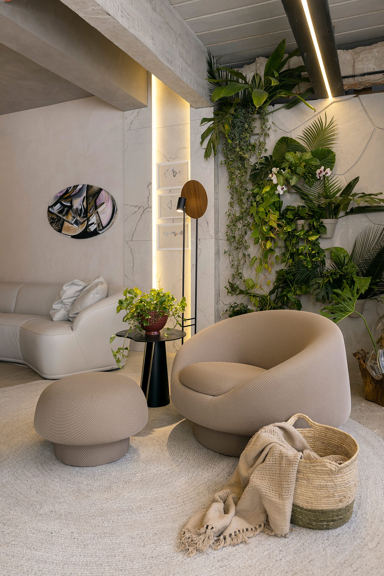 Featured armchairs: discover the pieces from CASACOR Minas Gerais 2024