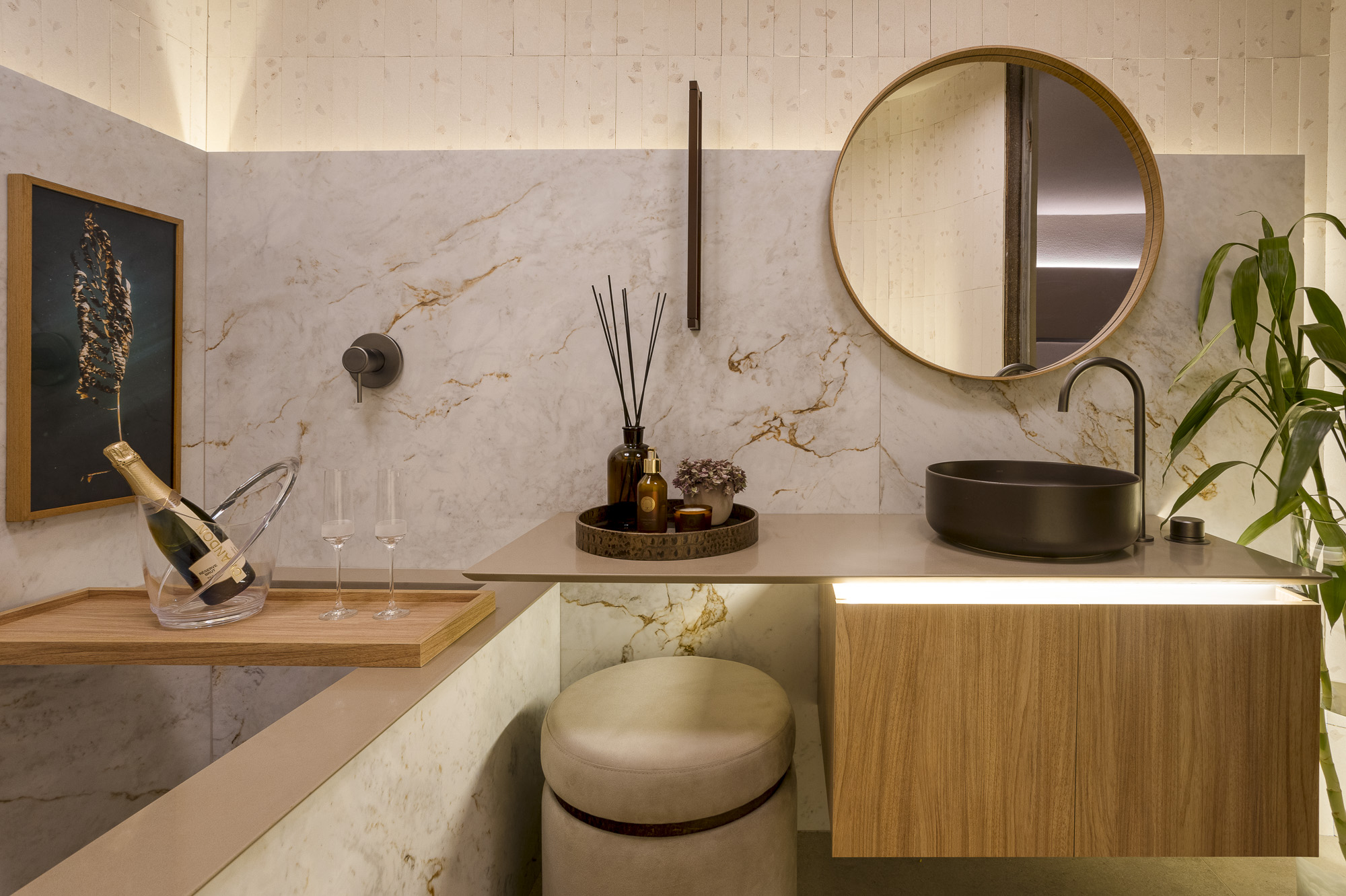 Banheiros pequenos modernos: 16 projetos para se inspirar