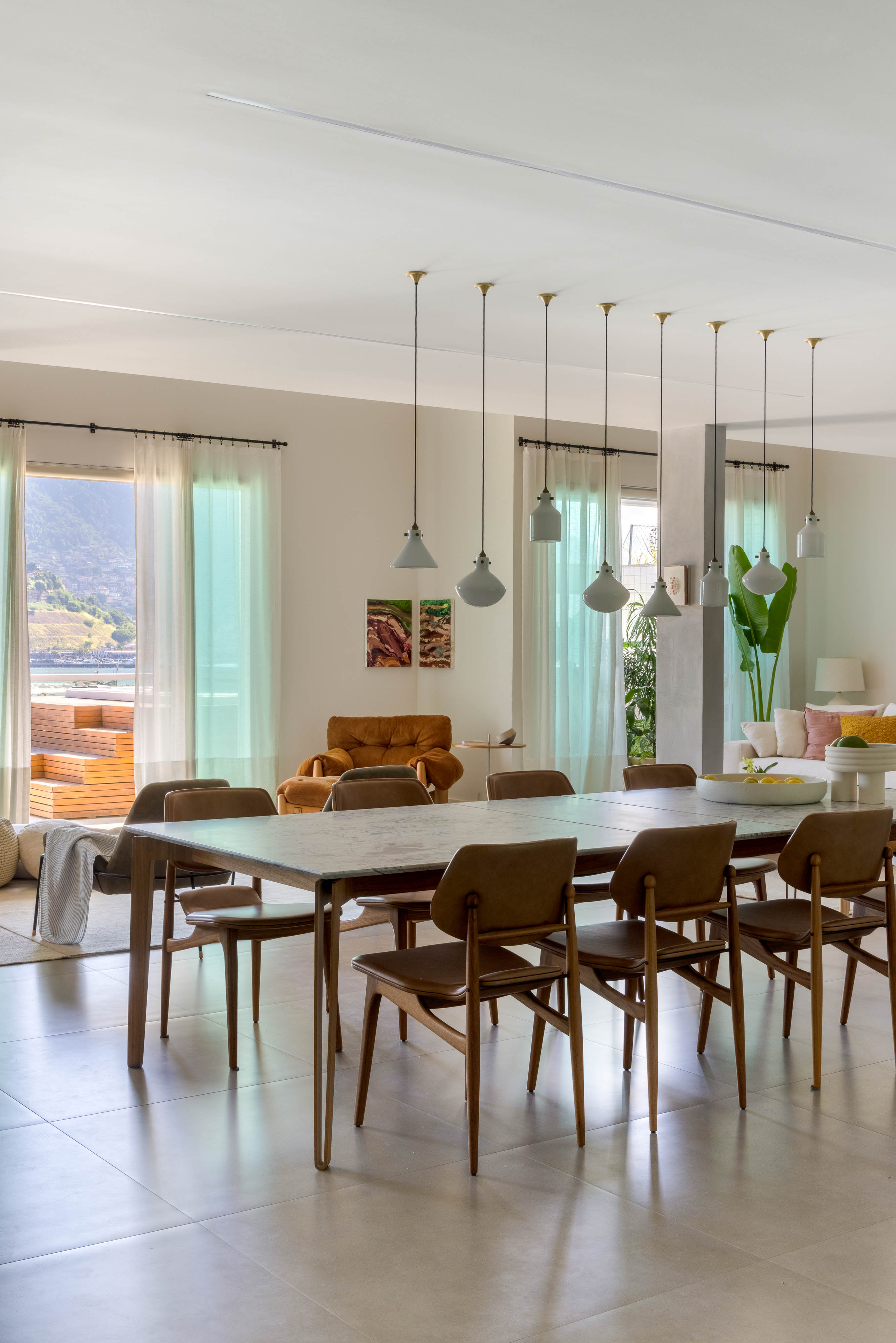 Paula Neder transforma cobertura em refúgio com vista para o mar