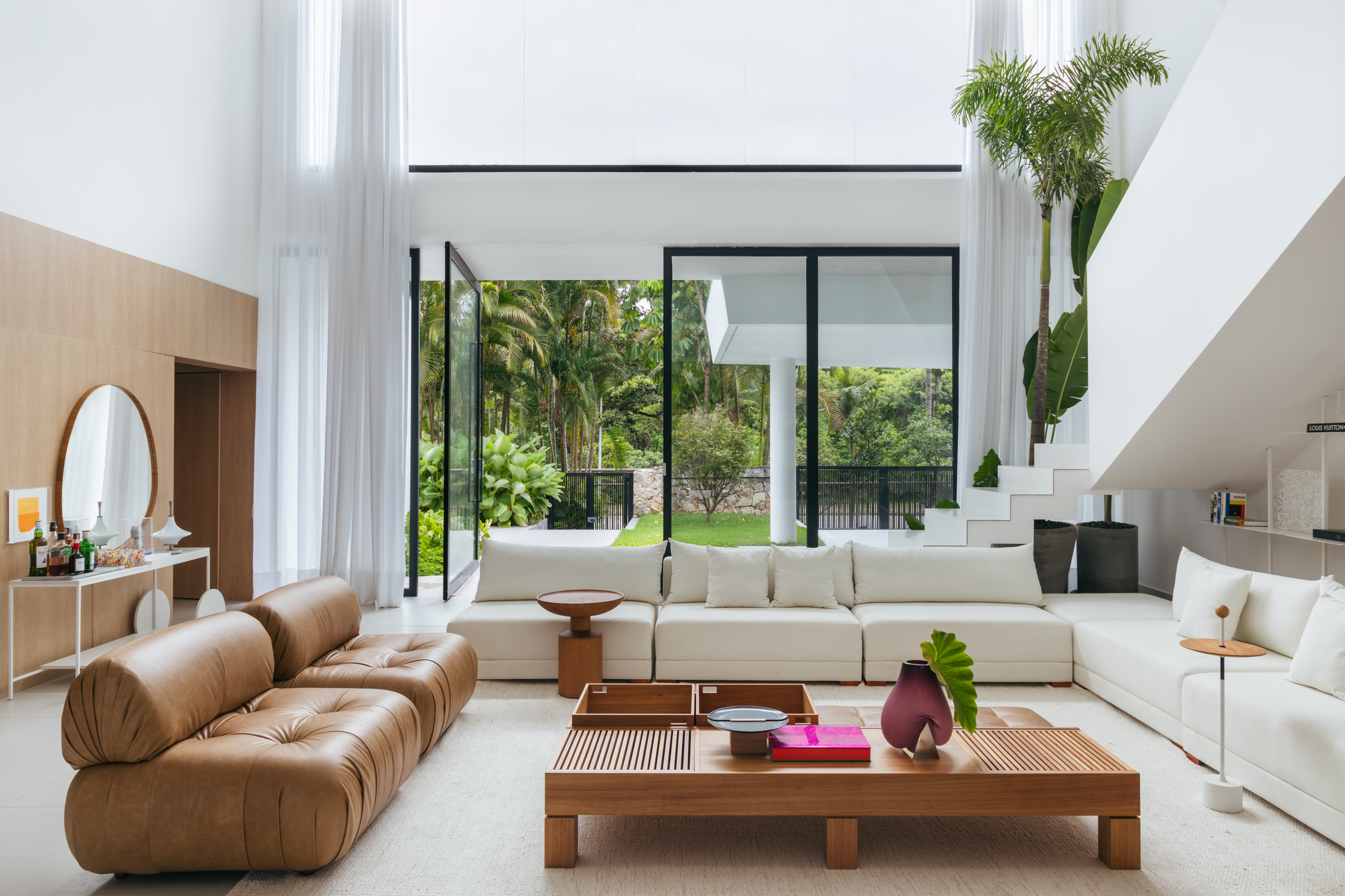 Discover the 750 m² house of football player André Balada