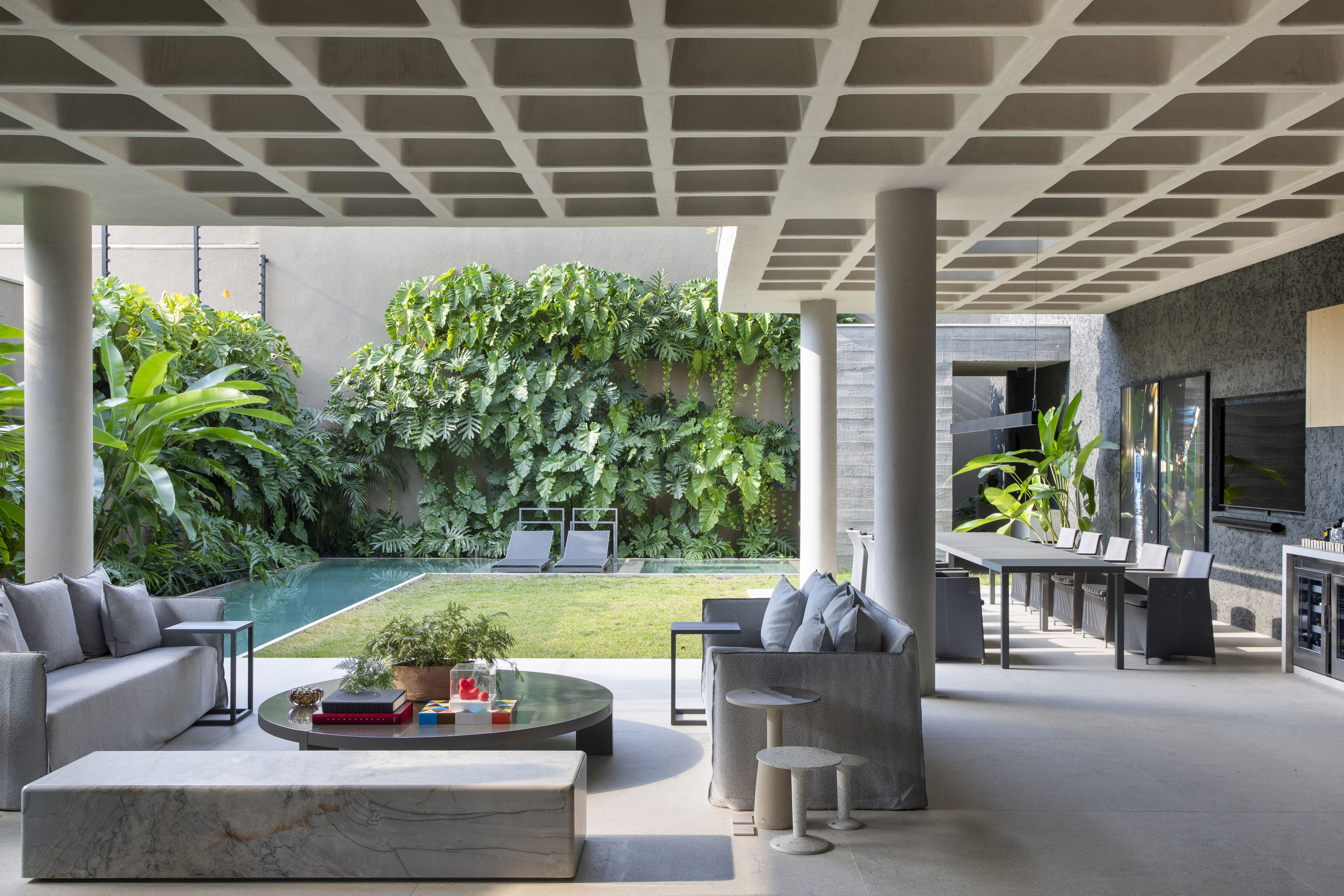 Casa de concreto armado ganha vida com vegetação