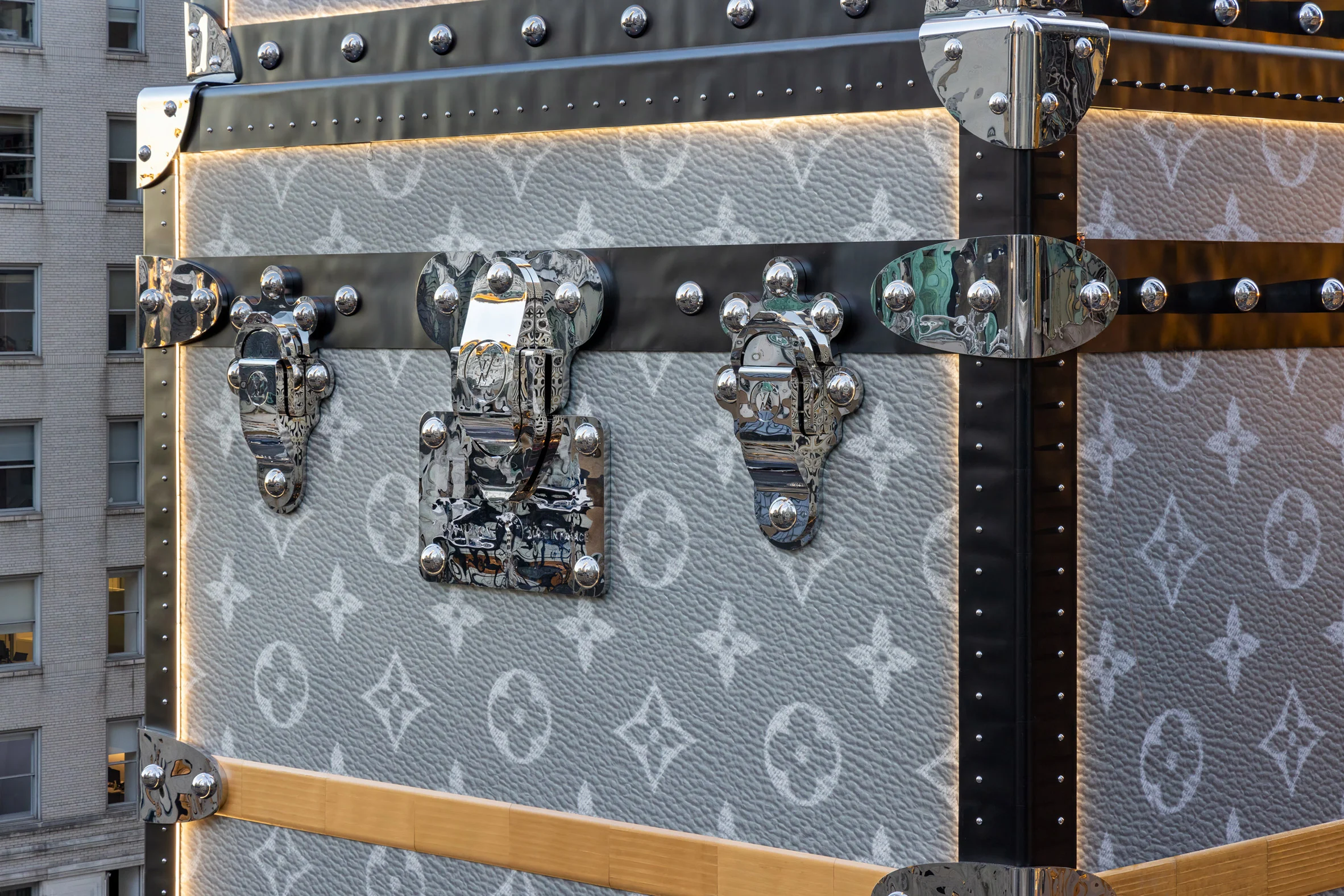 Em Nova York, loja da Louis Vuitton é revestida por icônicos baús da marca