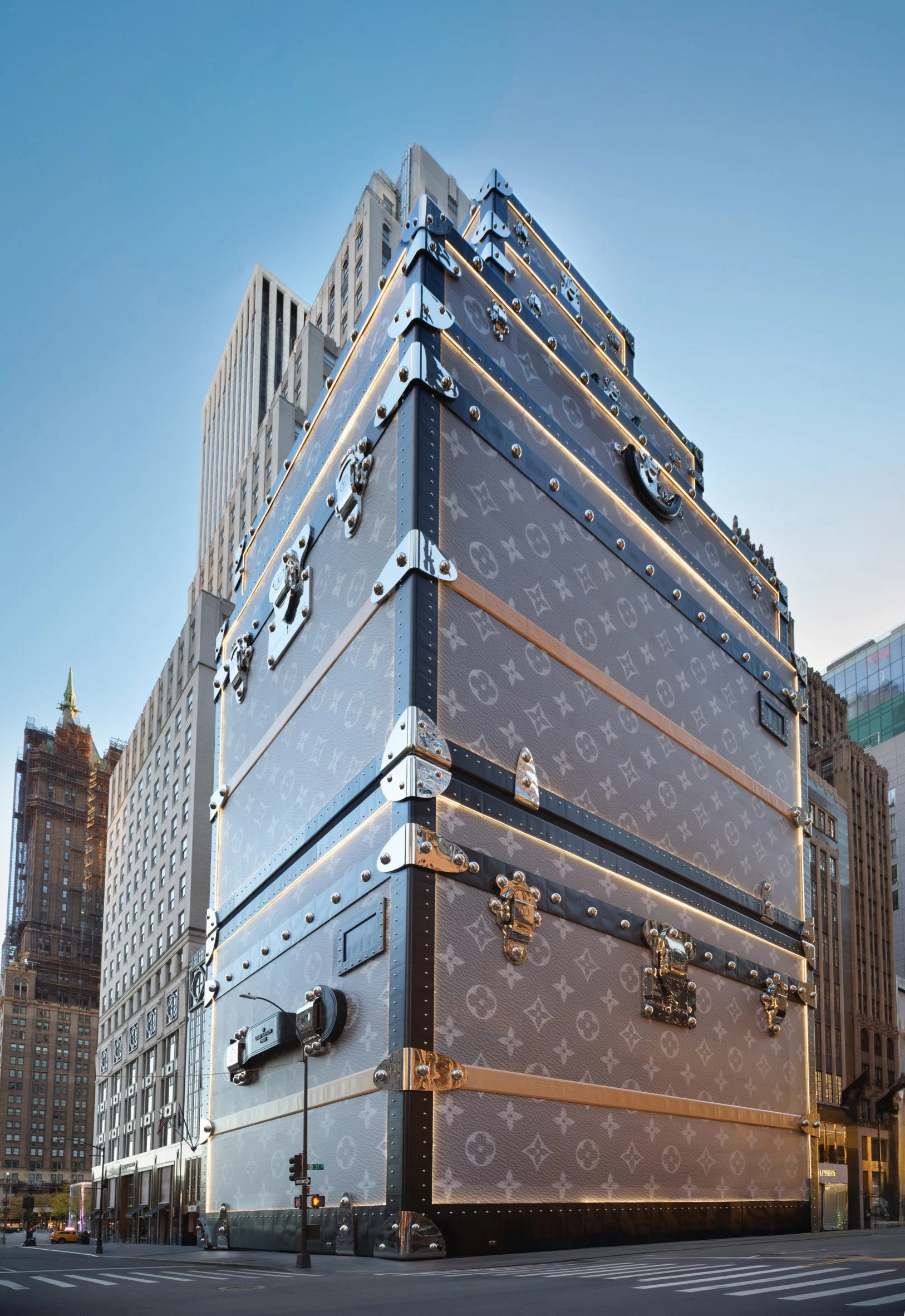 Em Nova York, loja da Louis Vuitton é revestida por icônicos baús da marca