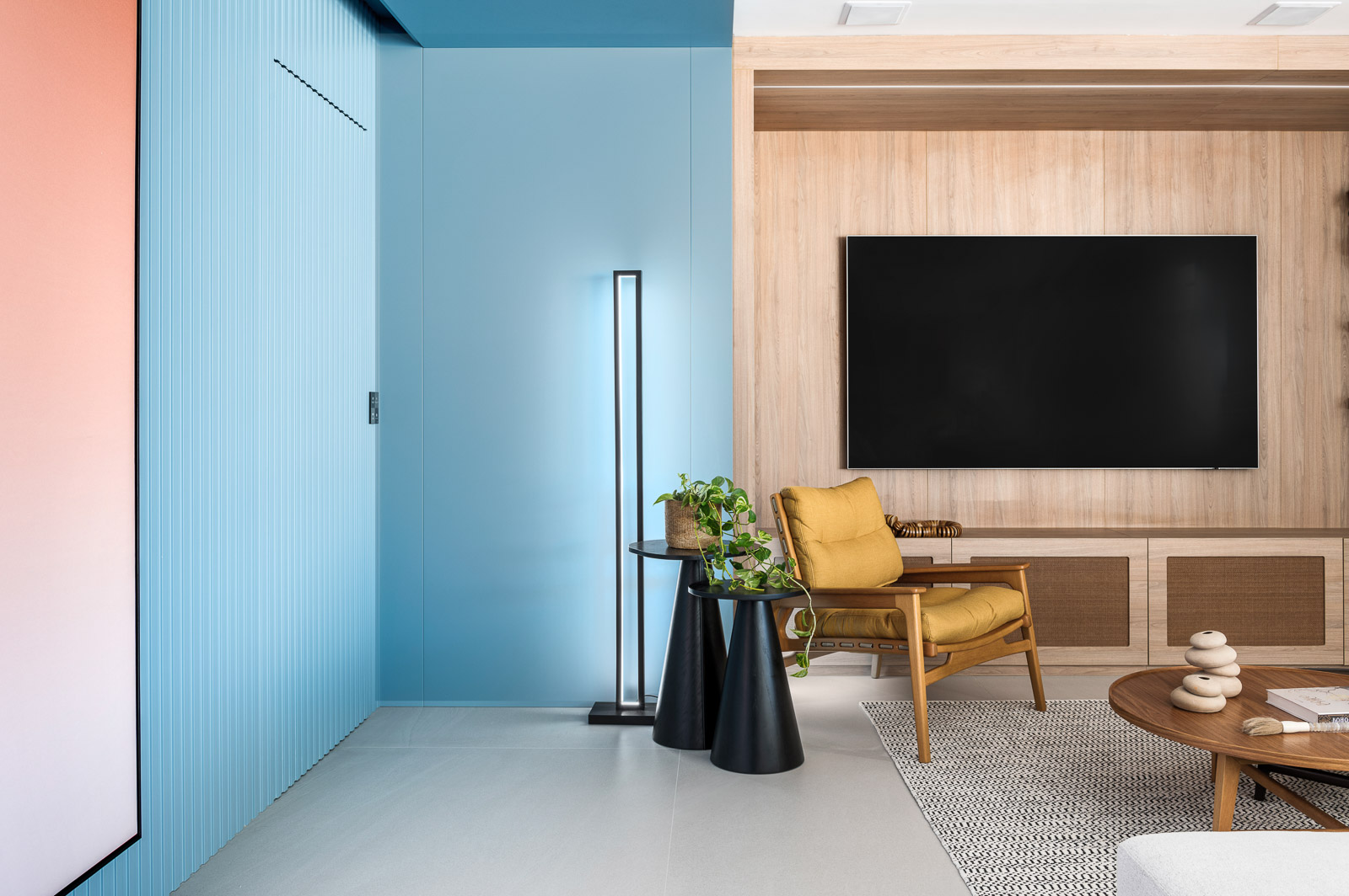 Amarelo mostarda e azul dão personalidade a apartamento de 227 m²