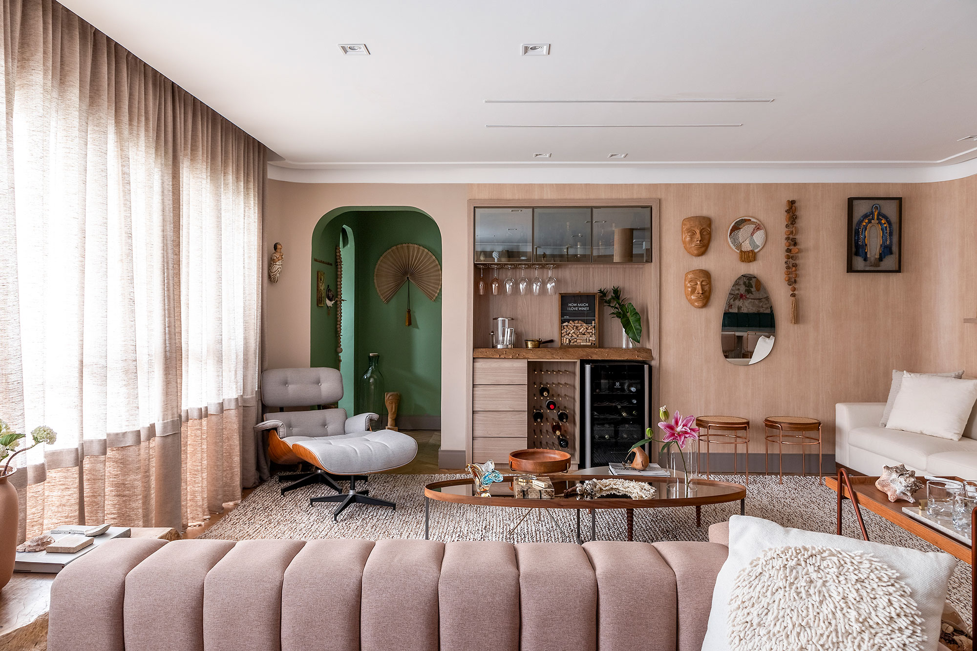 Apartamento une estilos eclético e romântico com toque vintage