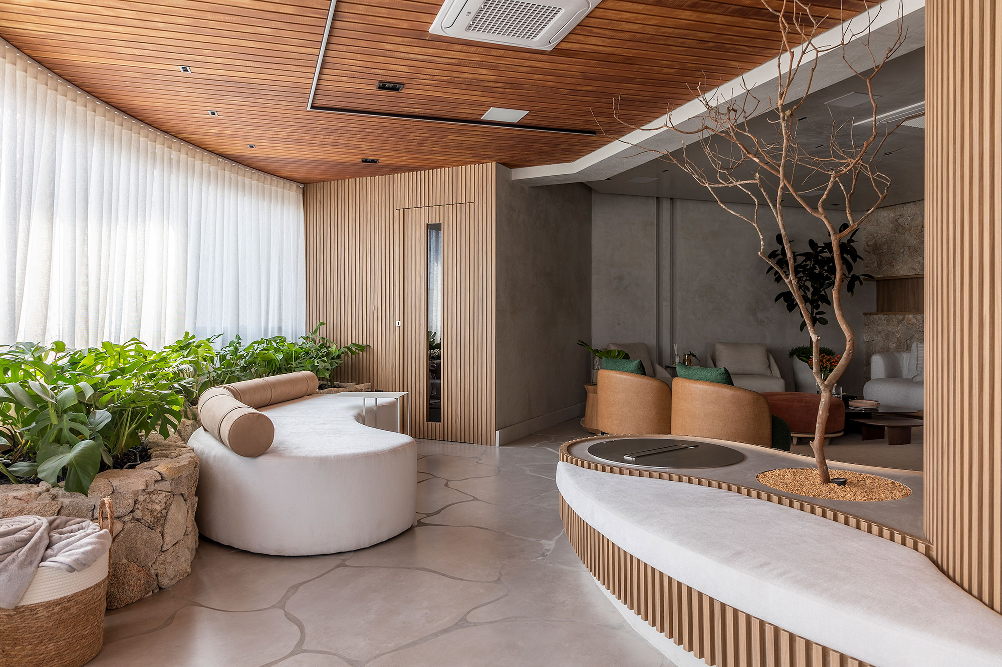 Apê de 500 m² tem sala de pôquer, adega escultórica e passagens secretas