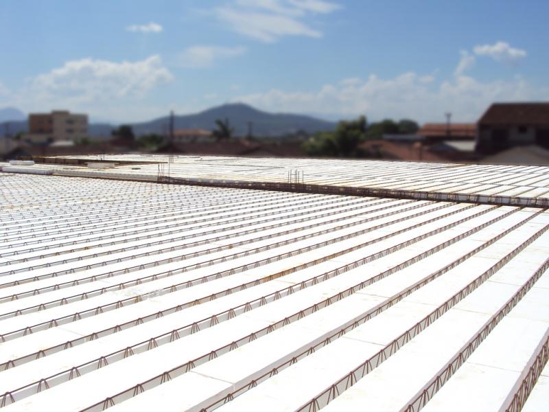 Laje pré-moldada: O que é, vantagens e aplicações na construção