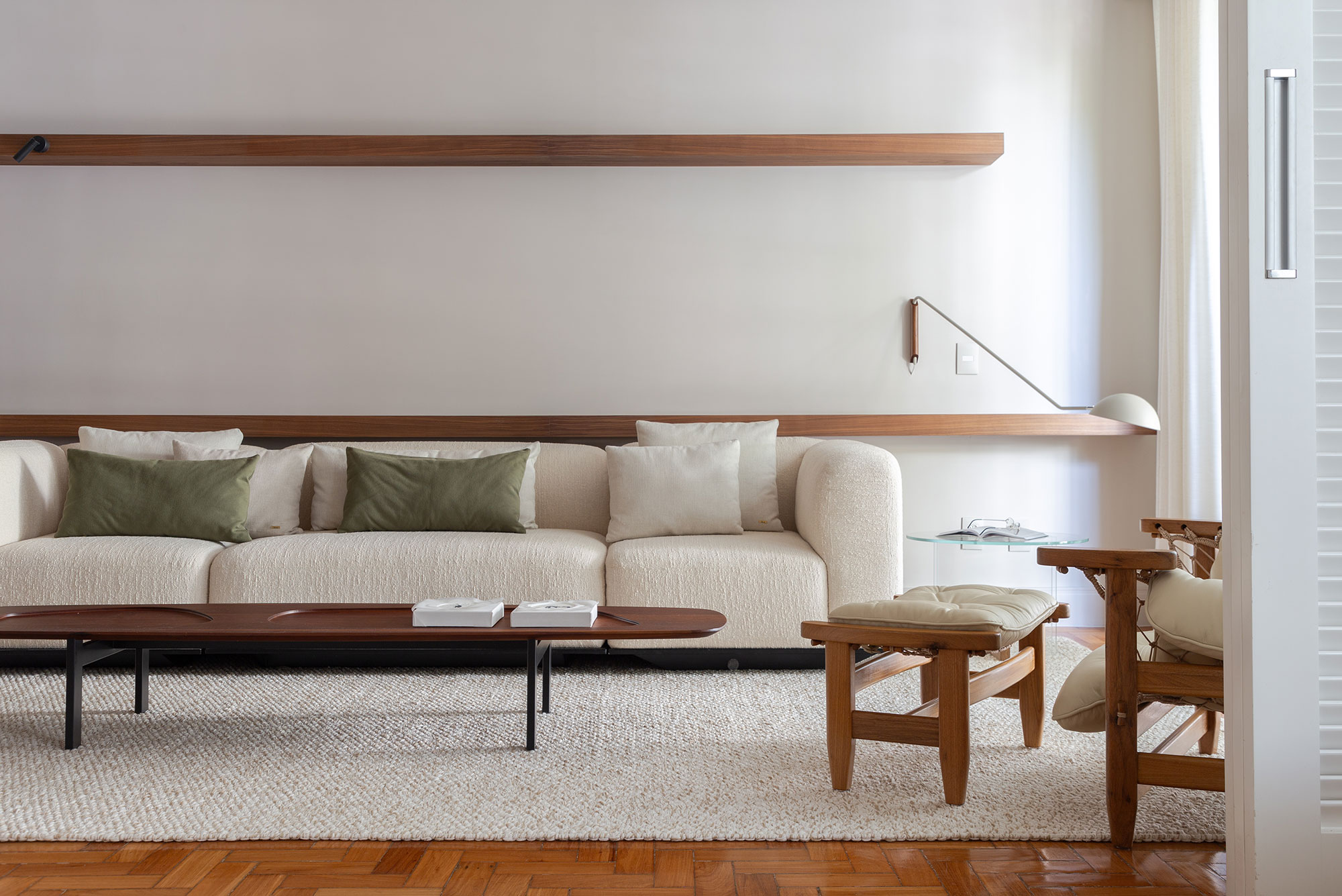 Minimalismo, tons pastel e design marcam apê de empresária