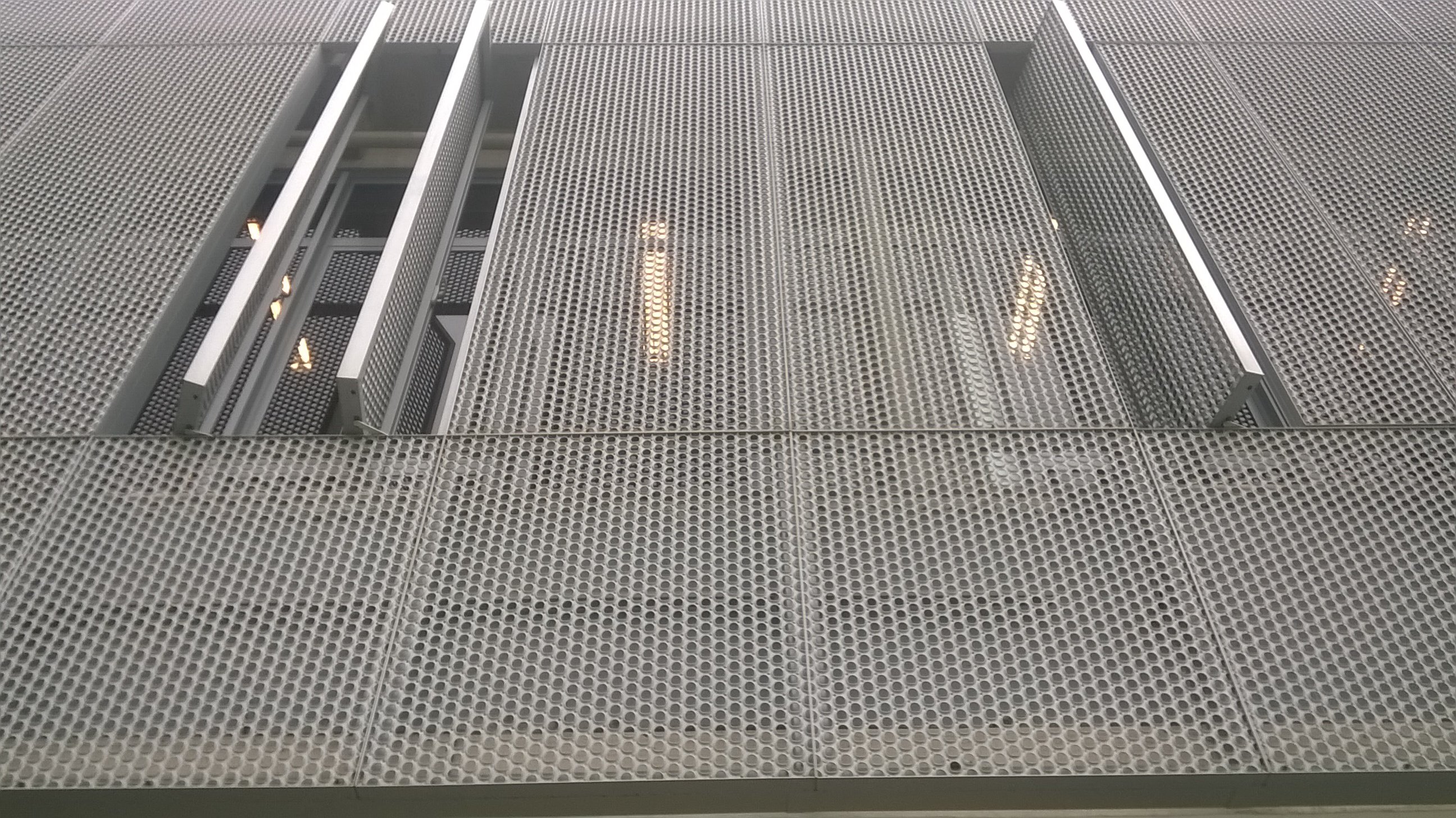 6 tipos de brises para controlar a luz e valorizar a fachada