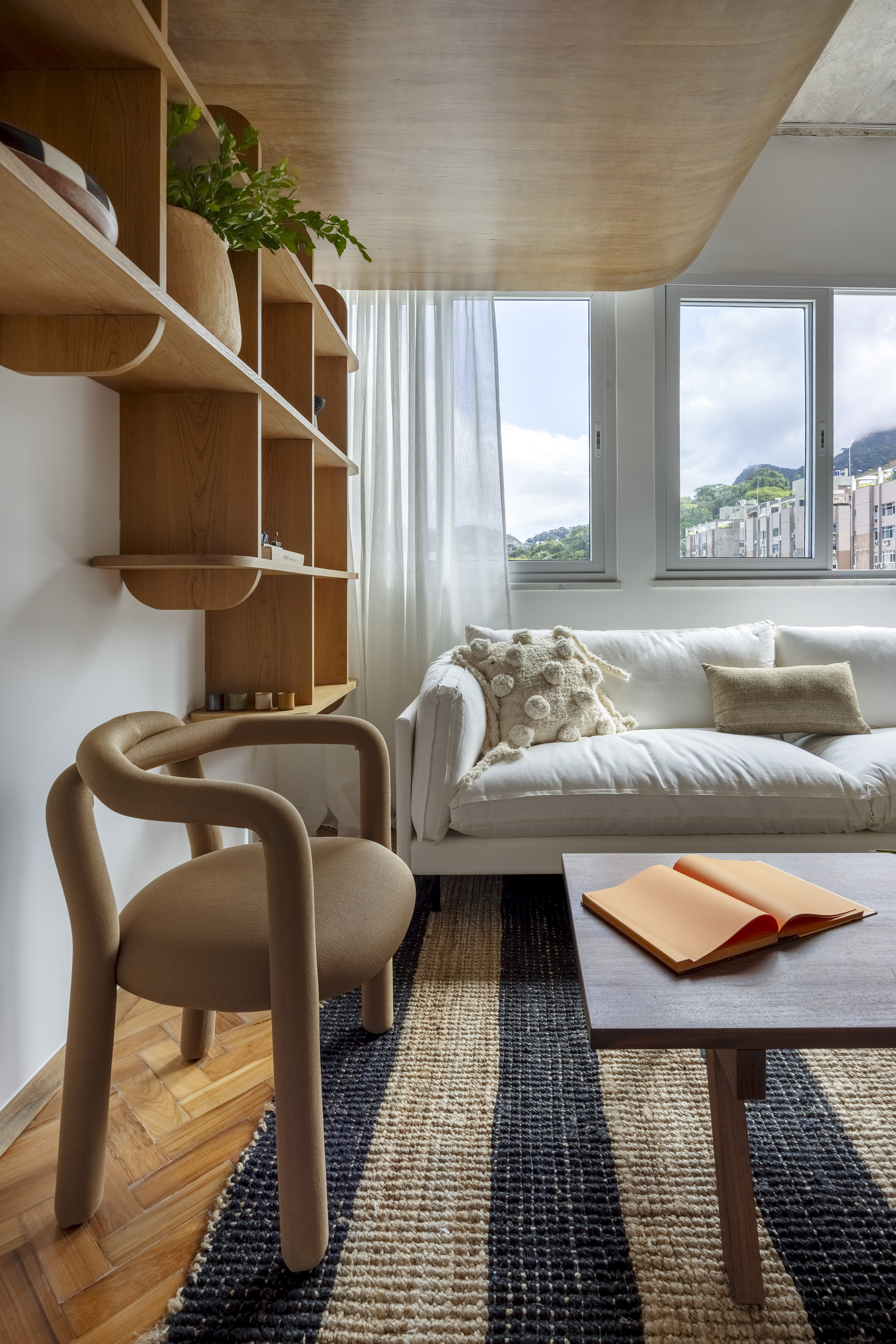 11 Creative Ideas to Verticalize Your Living Room Decoration
